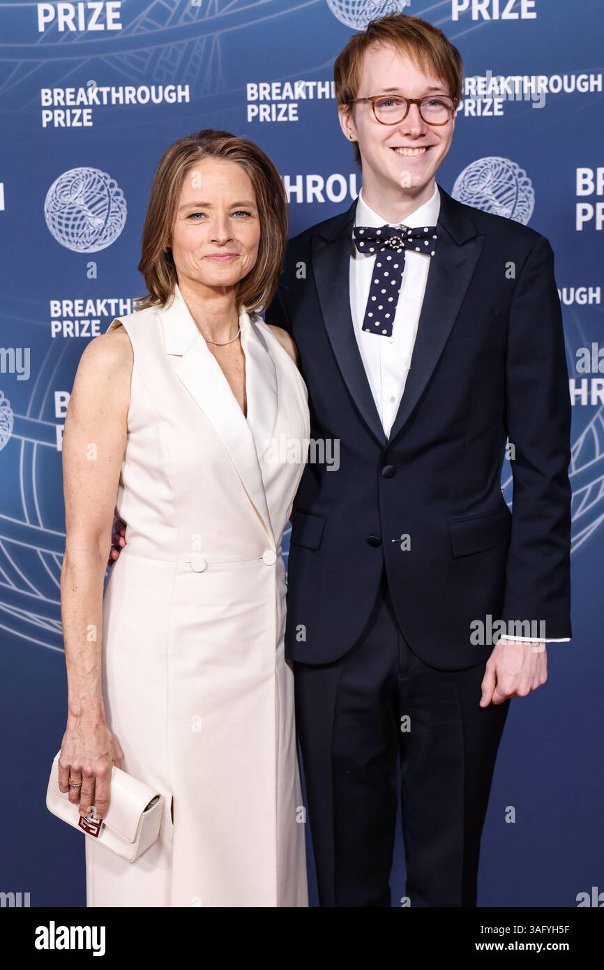 SANTA MONICA, LOS ANGELES, CALIFORNIA, USA - APRIL 05: Jodie Foster and ...