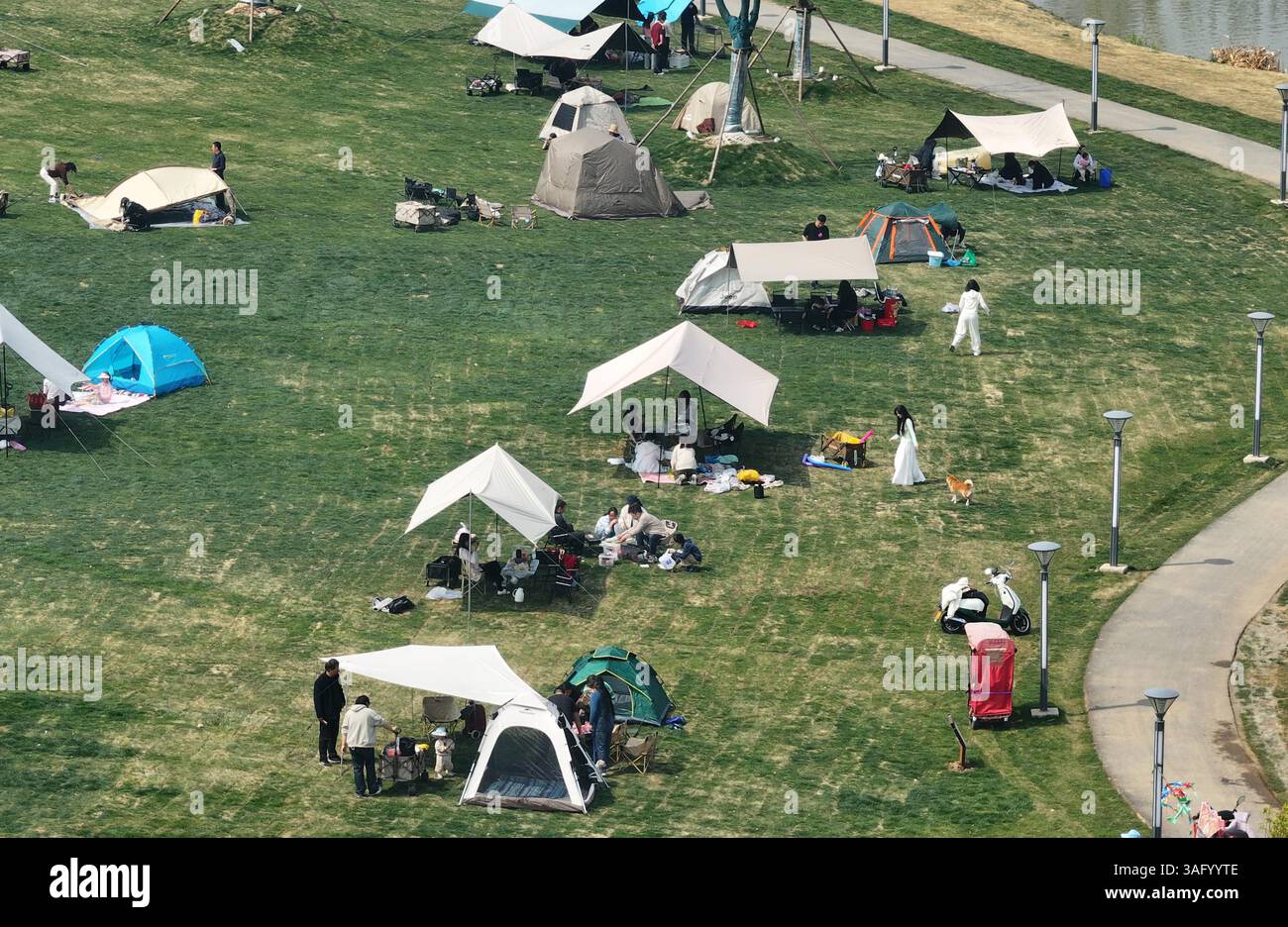 People enjoy spring time outdoors in Yangzhou City, east China's ...