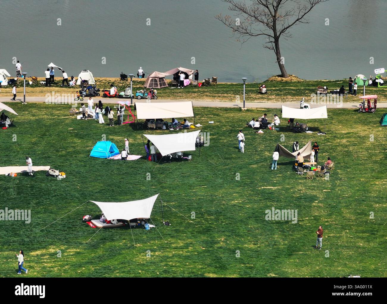 People enjoy spring time outdoors in Yangzhou City, east China's ...