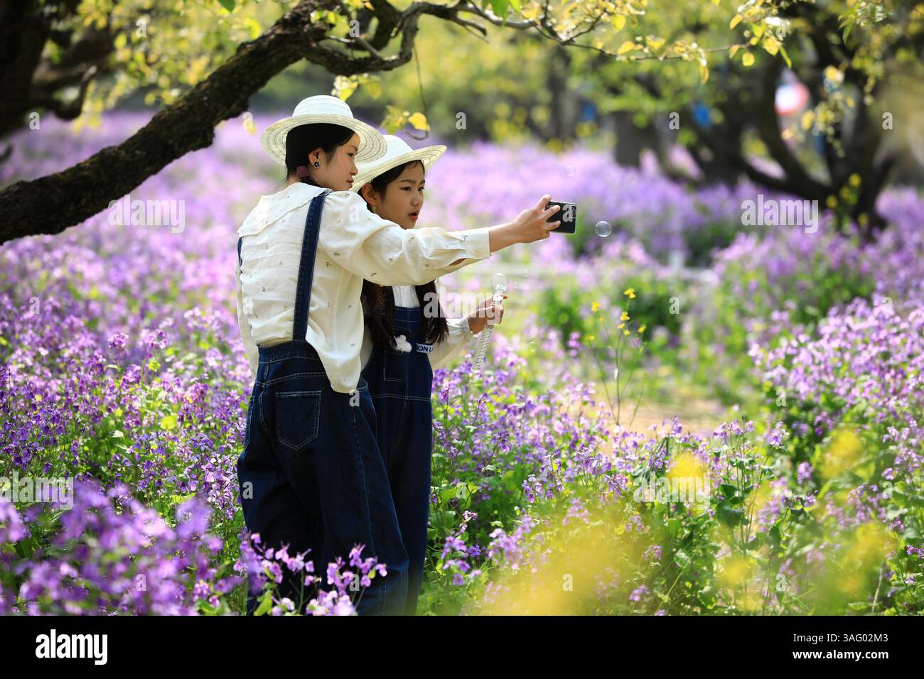 Spring flowers attract tourists in Huai'an City, east China's Jiangsu ...