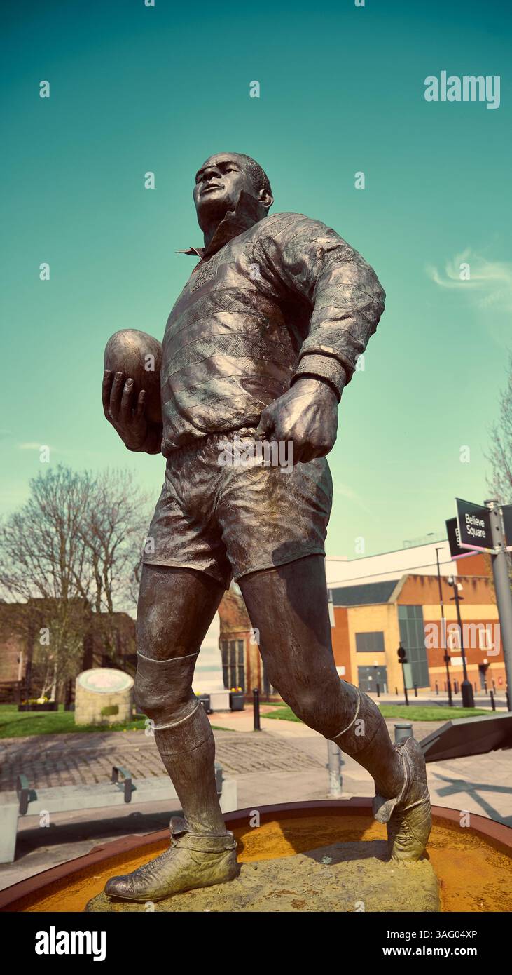 Statue of Wigan rugby player Sir Billy Boston in Believe Square,Wigan ...