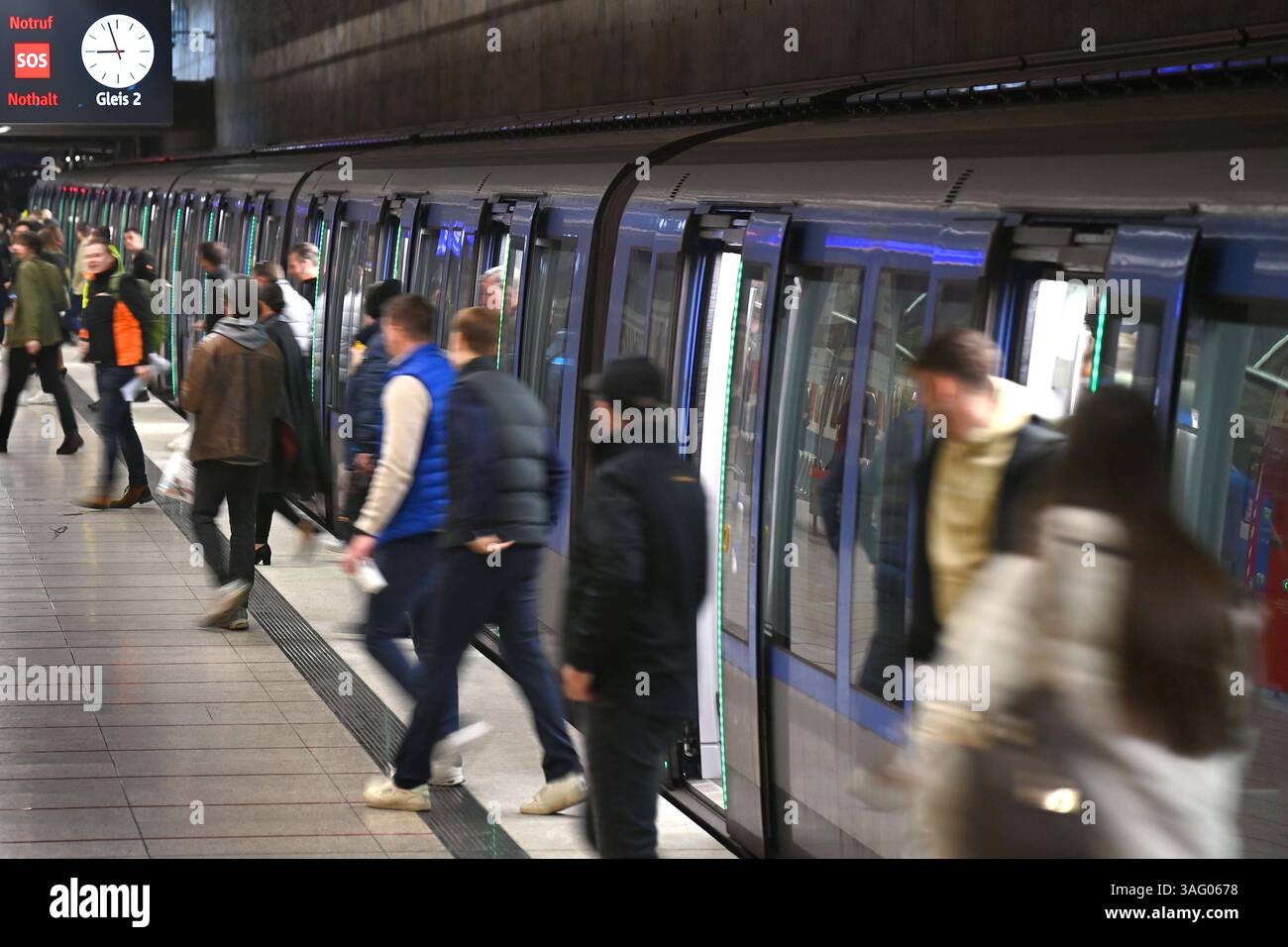 U-Bahnstation Messestadt -Ost,Linie U2,Endstation,Fahrgaeste ...