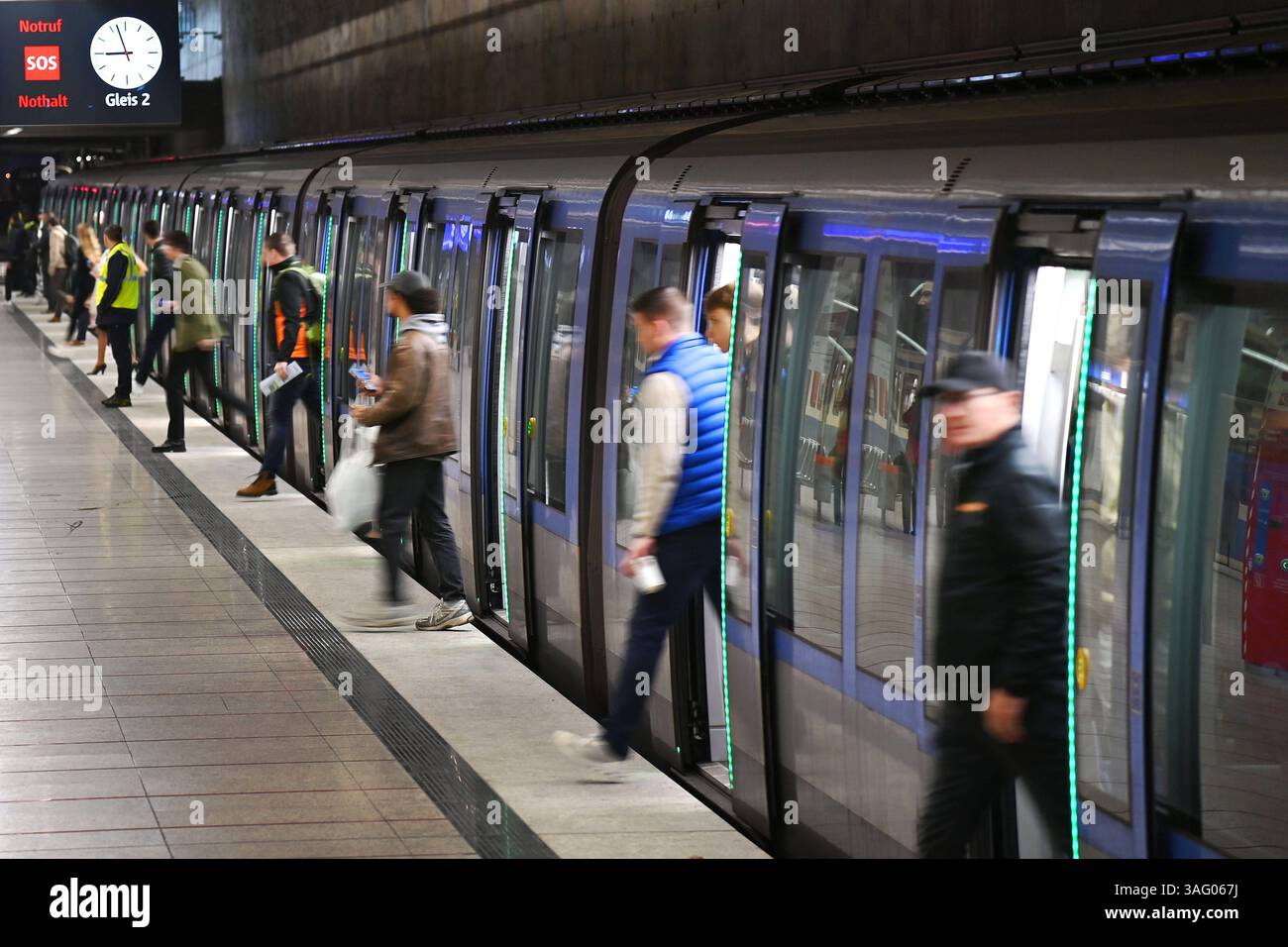 U-Bahnstation Messestadt -Ost,Linie U2,Endstation,Fahrgaeste ...