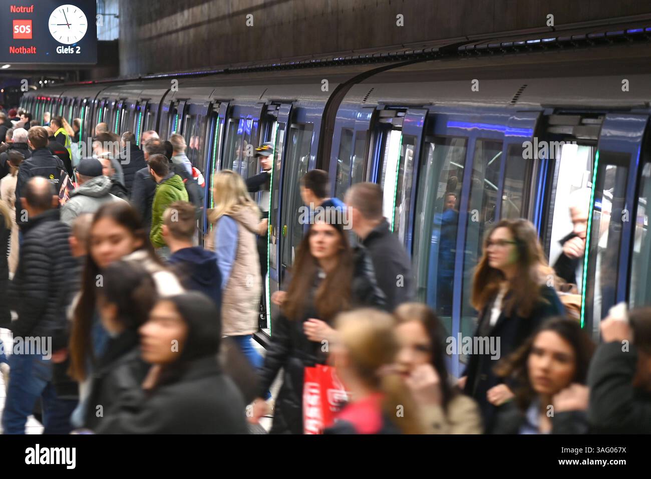U-Bahnstation Messestadt -Ost,Linie U2,Endstation,Fahrgaeste ...