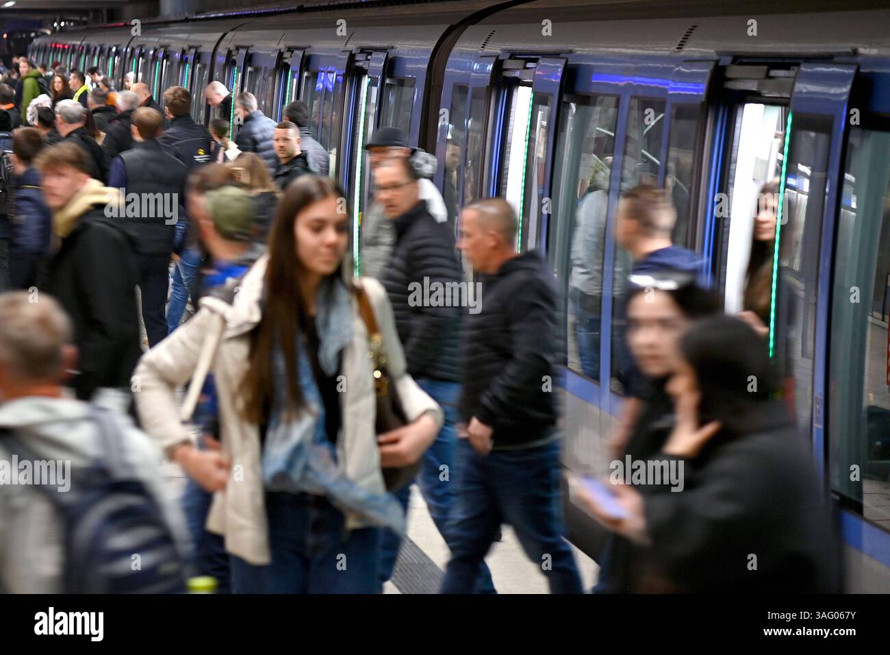 U-Bahnstation Messestadt -Ost,Linie U2,Endstation,Fahrgaeste ...