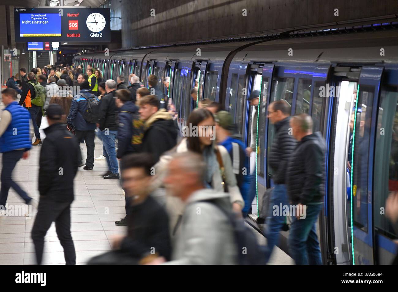 U-Bahnstation Messestadt -Ost,Linie U2,Endstation,Fahrgaeste ...