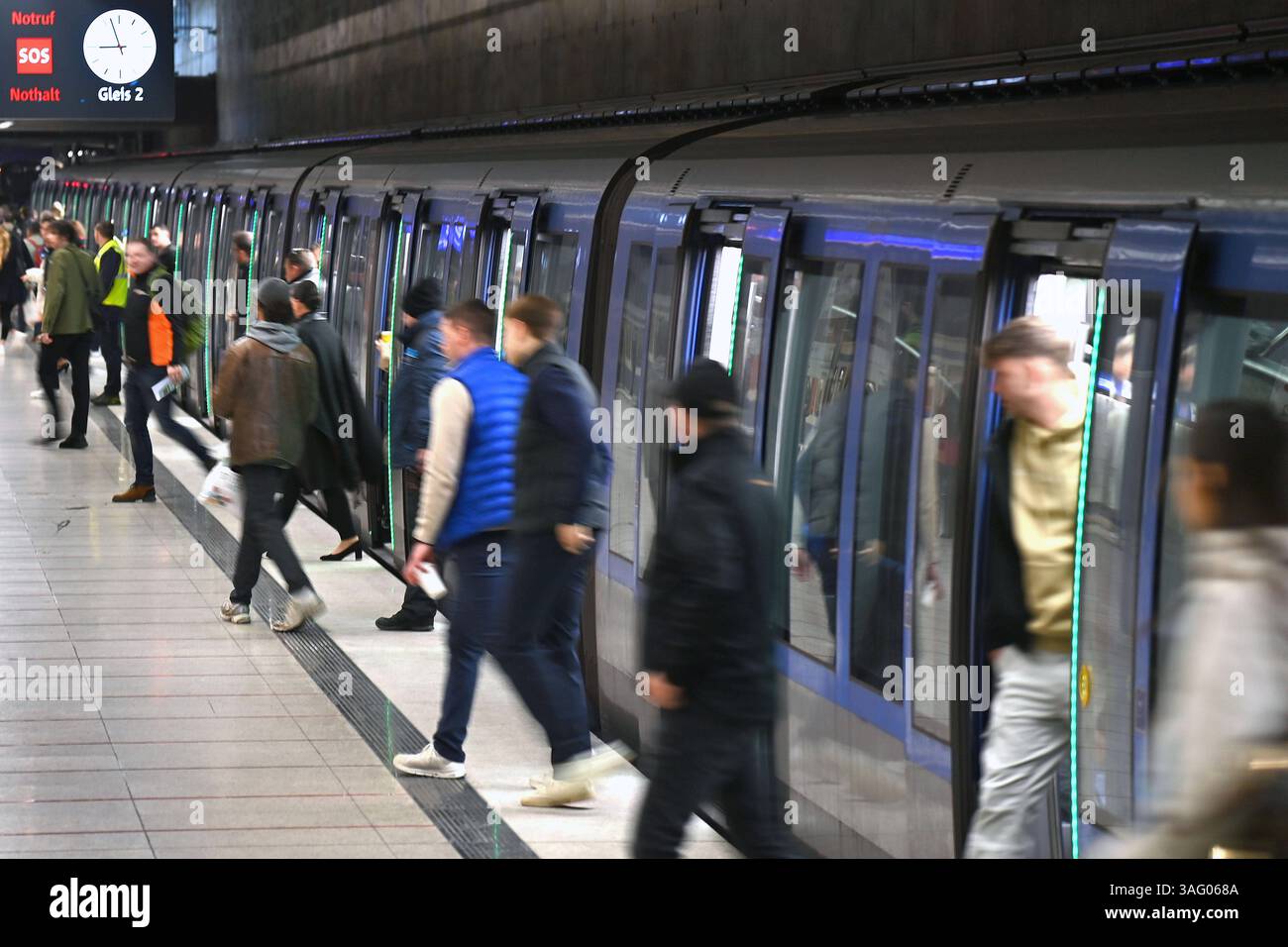 U-Bahnstation Messestadt -Ost,Linie U2,Endstation,Fahrgaeste ...