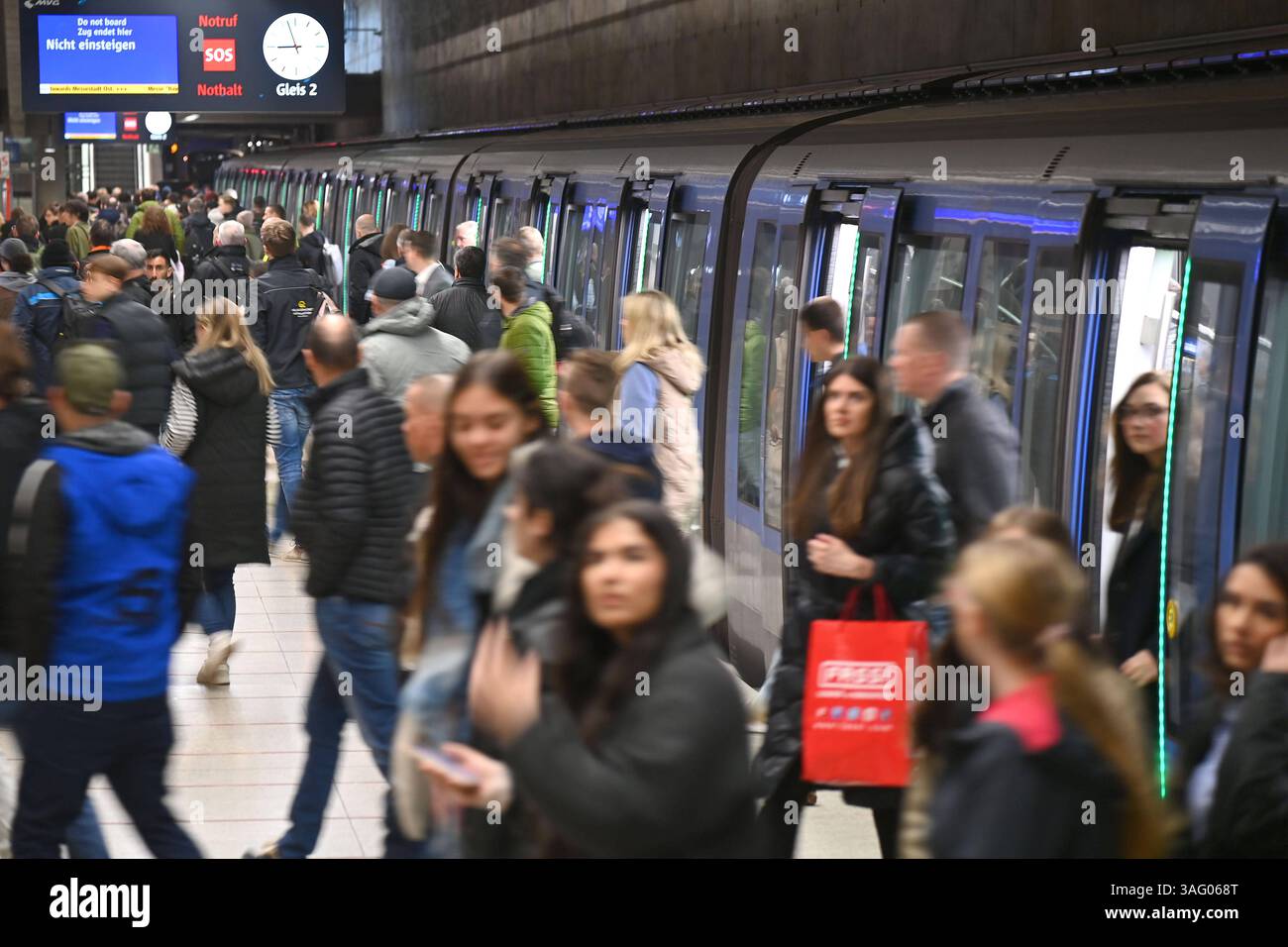 U-Bahnstation Messestadt -Ost,Linie U2,Endstation,Fahrgaeste ...