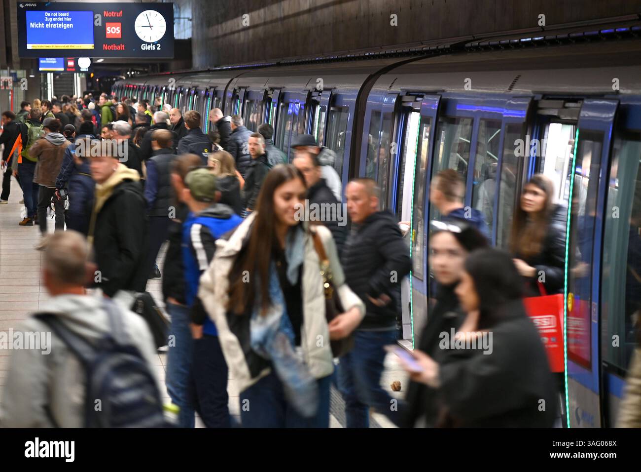U-Bahnstation Messestadt -Ost,Linie U2,Endstation,Fahrgaeste ...