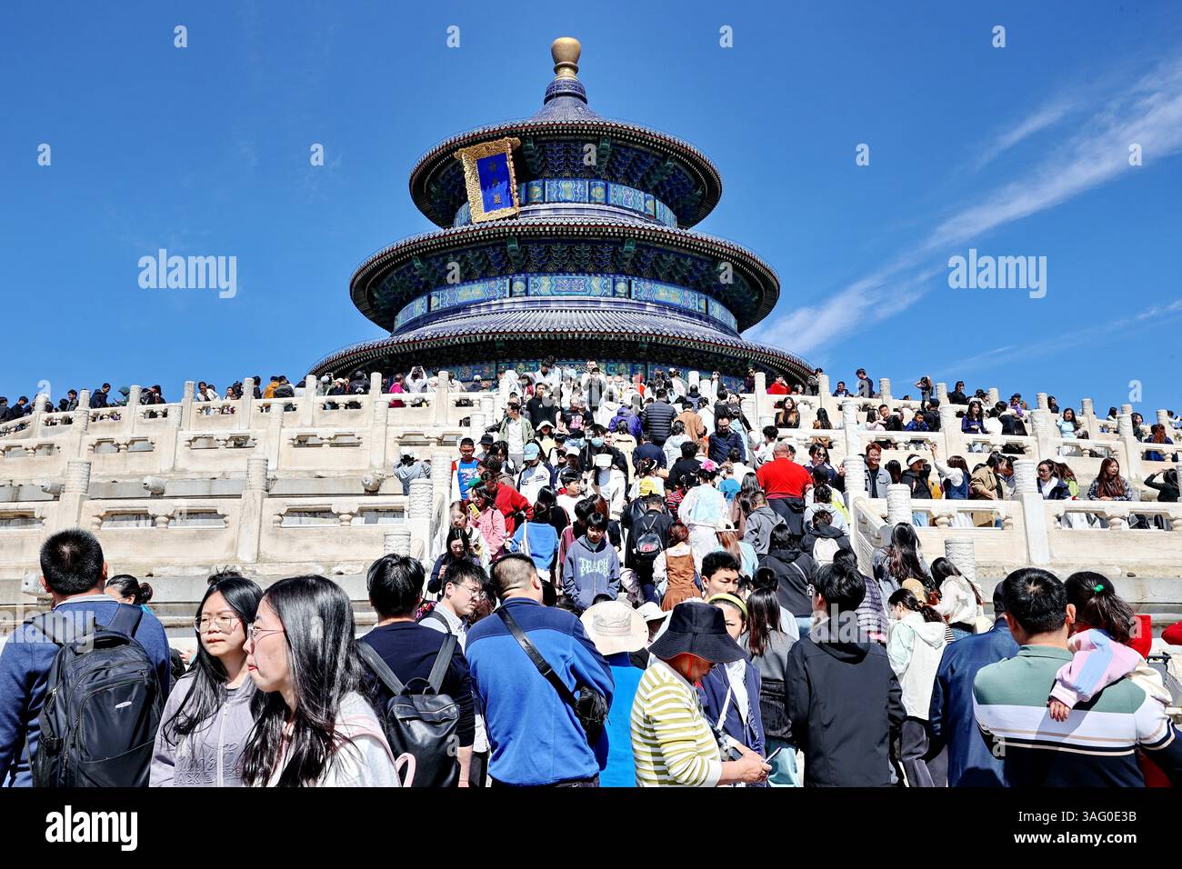 Tourists flock to the Tiantan Park during Qingming holidays in Beijing ...
