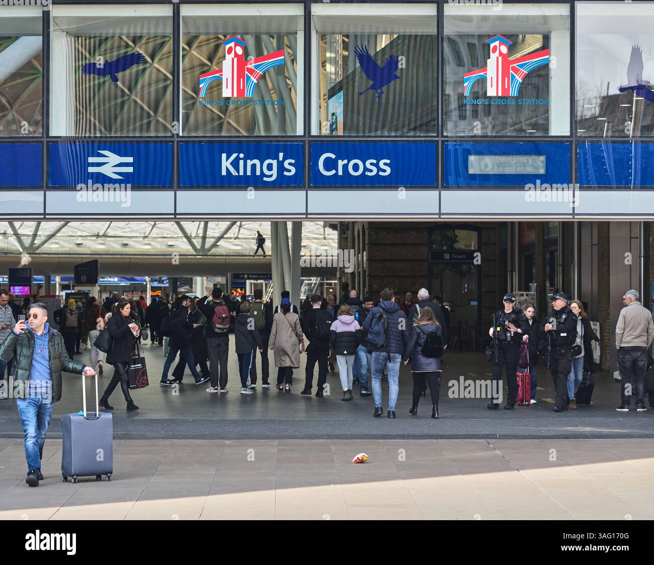 Travellers at King's Cross rail station, London, England Stock Photo ...