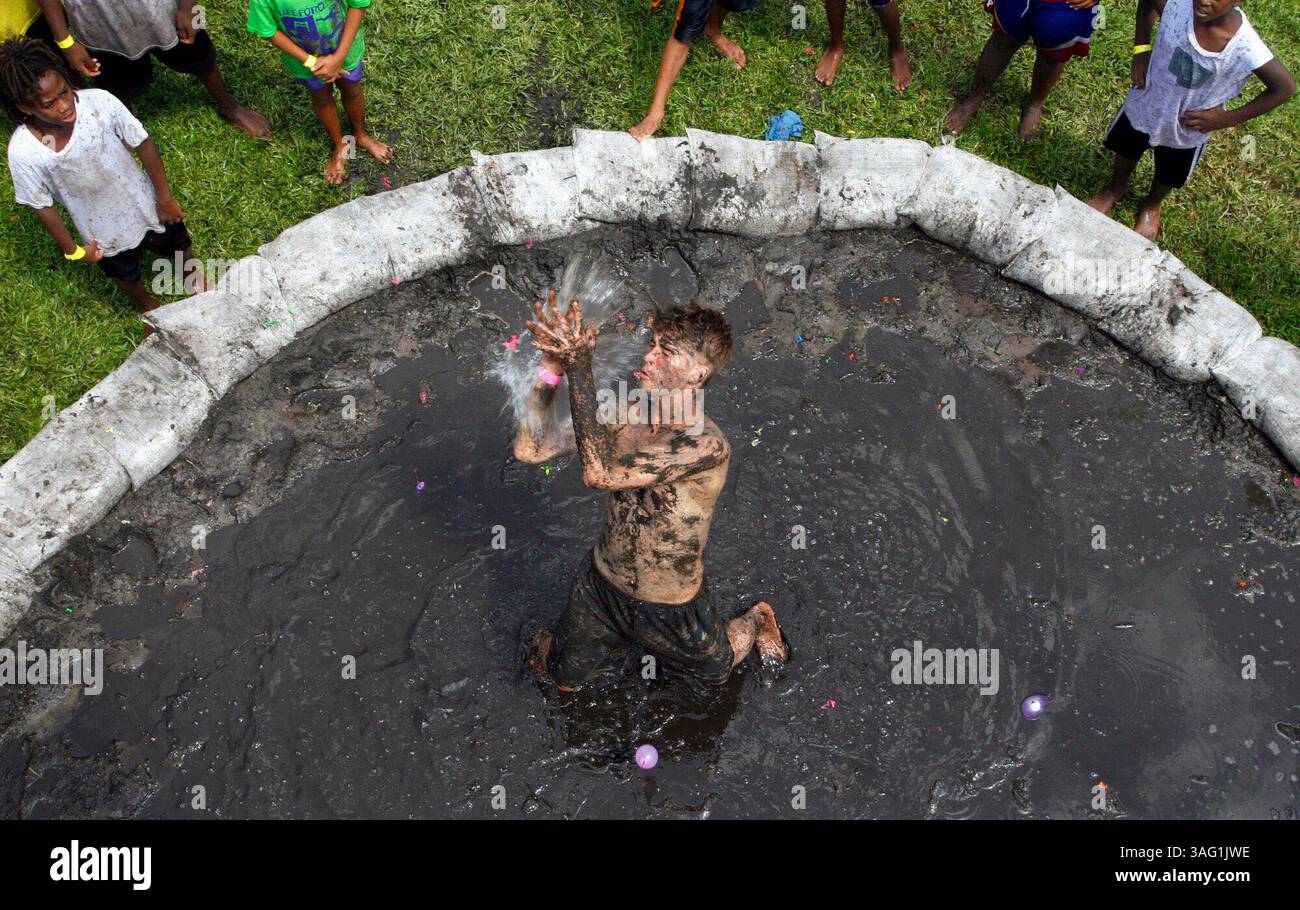Water balloon wars hi-res stock photography and images - Alamy