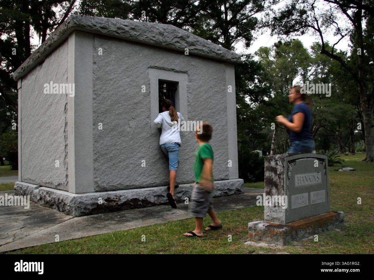 10/16/2007, BROOKSVILLE) Kayla Tyre, 9-years-old, looks into the back ...