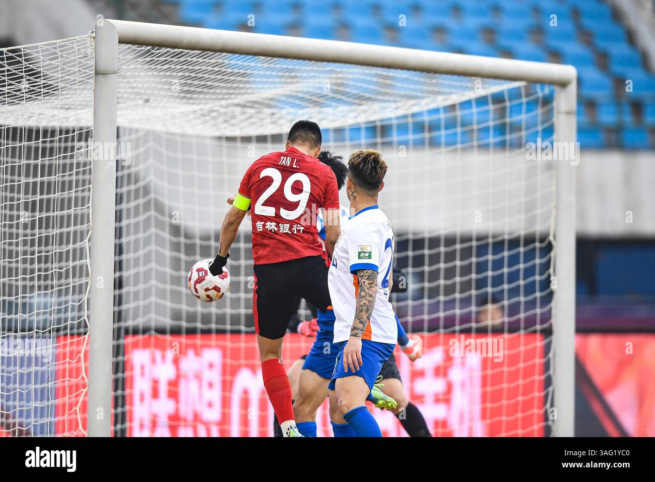 Shandong Taishan Football Club defeated Changchun Yatai Football Club ...