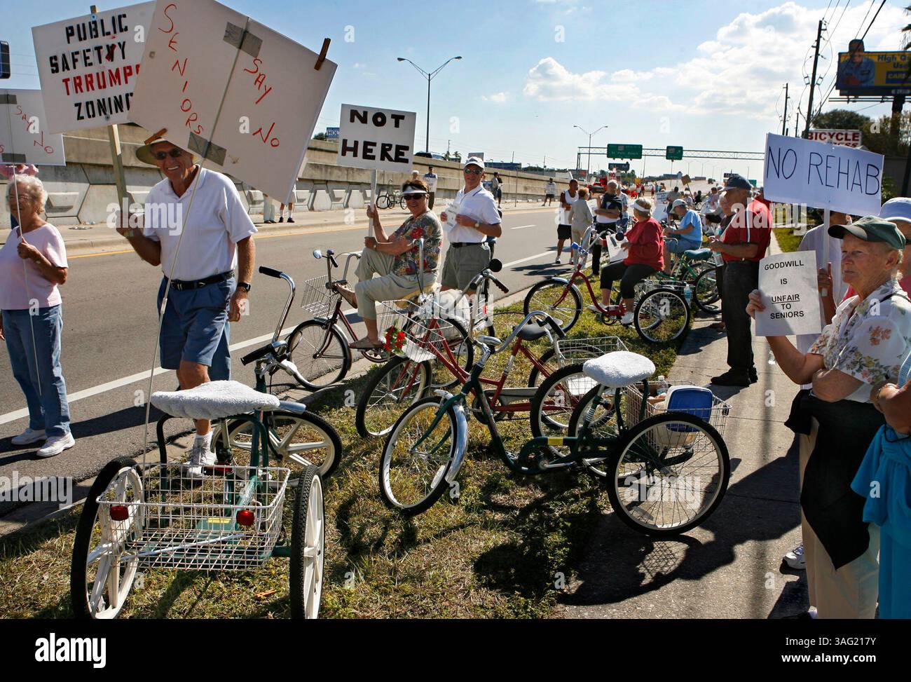 LARGO 12/19/2007 ) Residents of neighboring mobile homes lined up on ...