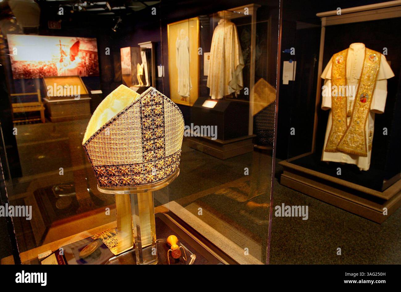 STORY SUMMARY : 02/05/2008 VATICAN SPLENDORS 9. Various items from ...