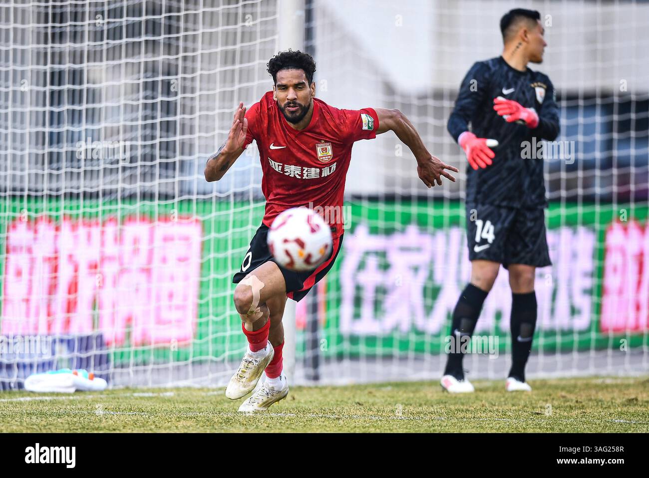 Shandong Taishan Football Club defeated Changchun Yatai Football Club ...