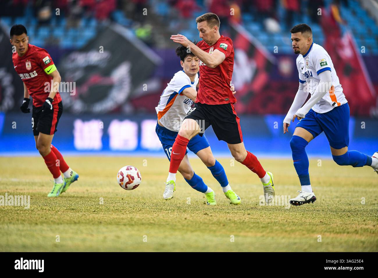 Shandong Taishan Football Club defeated Changchun Yatai Football Club ...