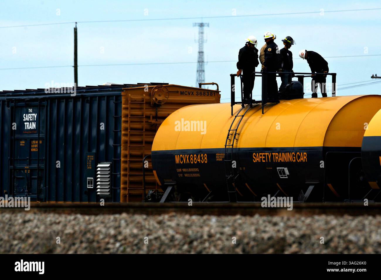 TP 284030 WALL CSXtrain 1.(02/27/2008 -- Tampa) PHOTO 1: Emergency ...