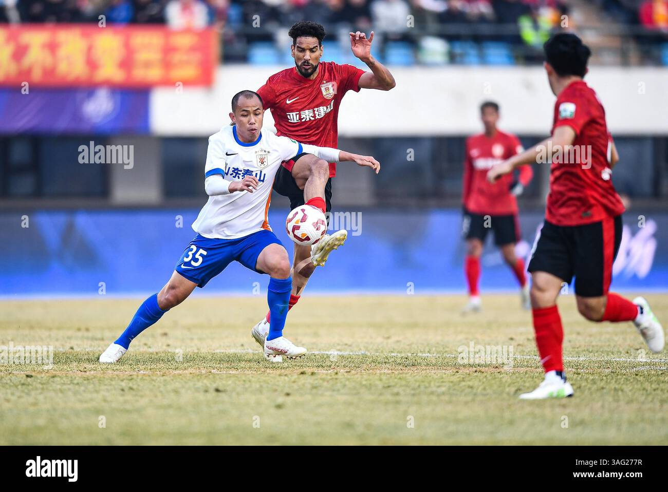 Shandong Taishan Football Club defeated Changchun Yatai Football Club ...