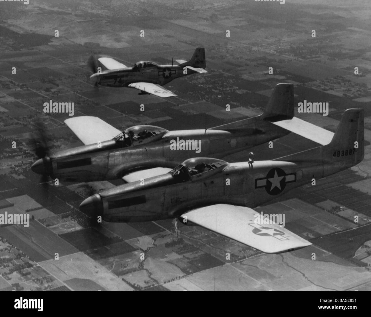 North American Aviation's "over-475-mile-an-hour" P-82 Twin Mustang ...