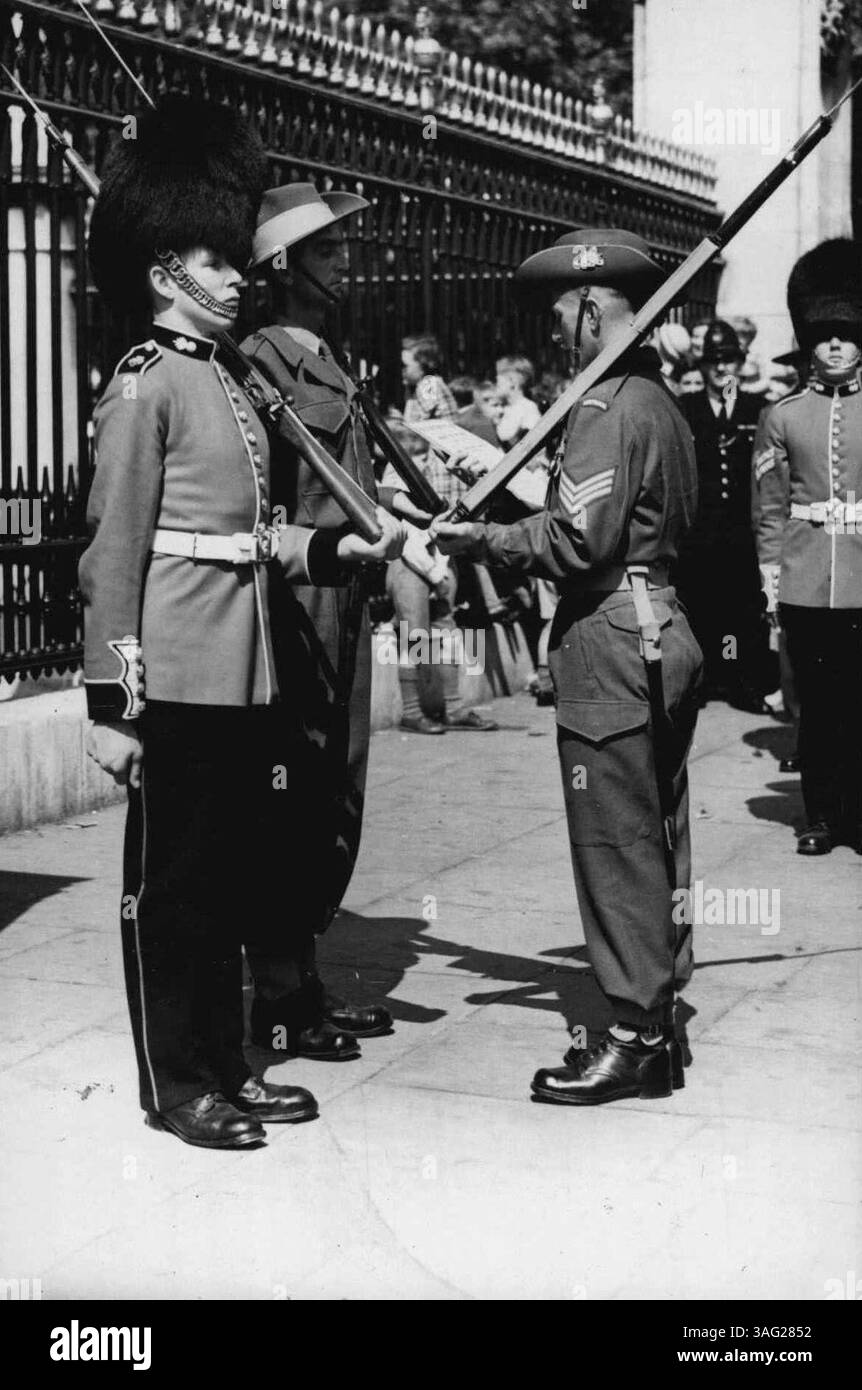 The Australian Take Over Guard Duties At Buckingham Palace - Sentries ...