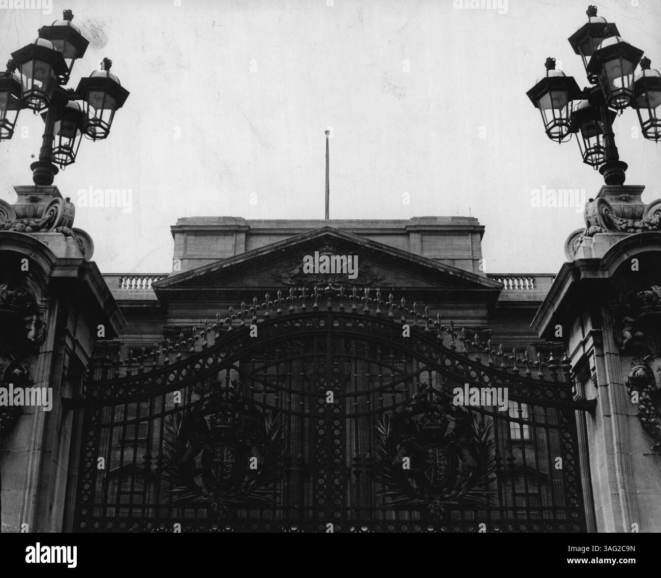 Round And About Buckingham Palace - The central or main gates to ...