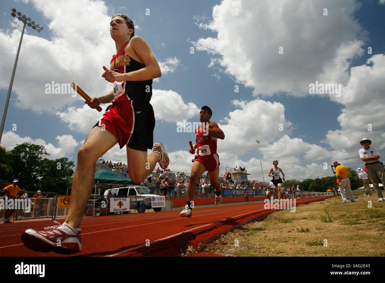4 x 800 meter relay hi-res stock photography and images - Alamy
