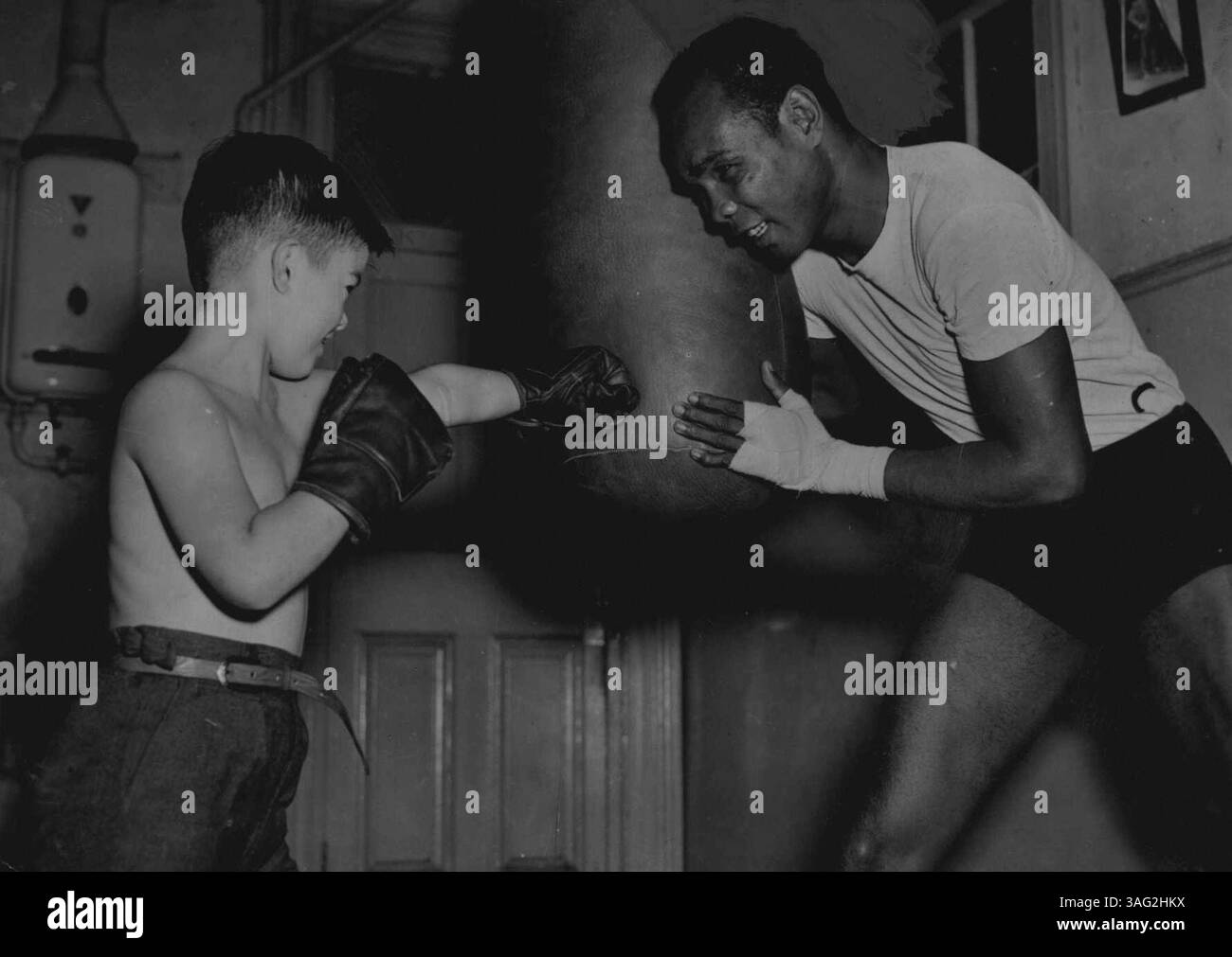 Filipino boxer boy Brooks triple champion of the Orient, giving a few ...