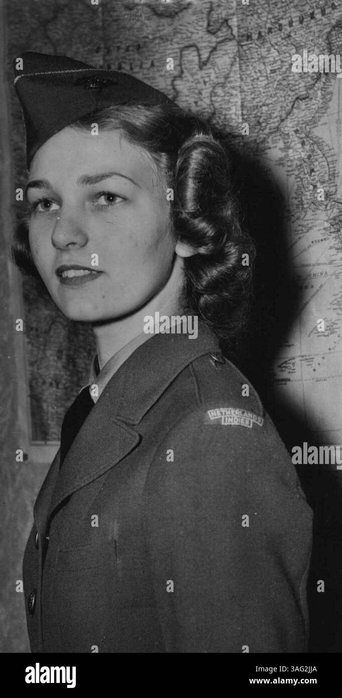 Dutch Women's Army In Uniform -- A member of the first ***** of the ...