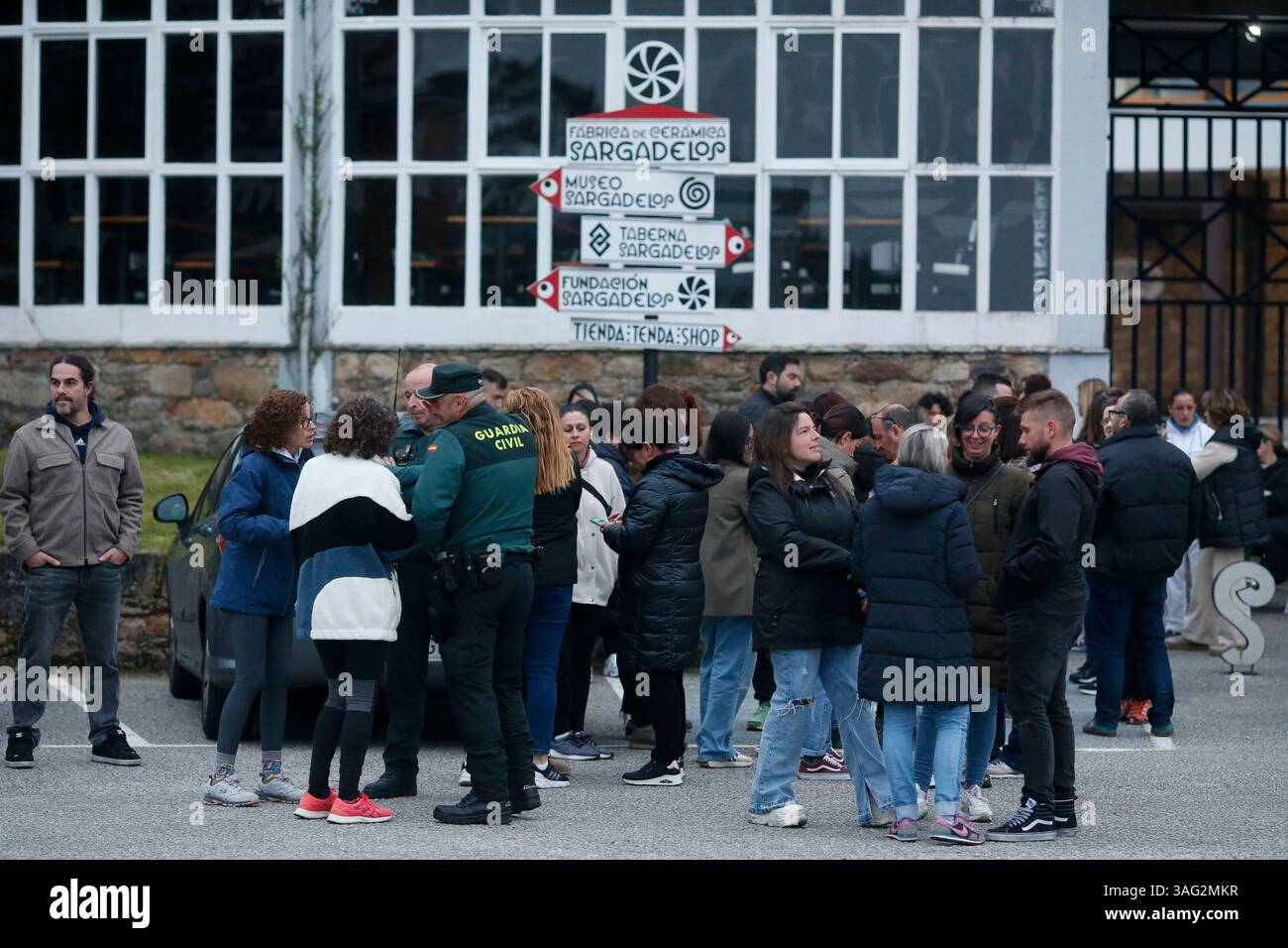 A group of more than 30 workers continues at the gates of the ...