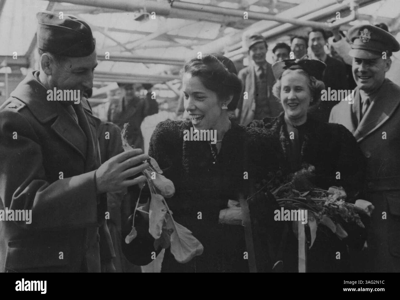 Mrs Douglas MacArthur In Japan. Mrs Douglas MacArthur plucks the first ...