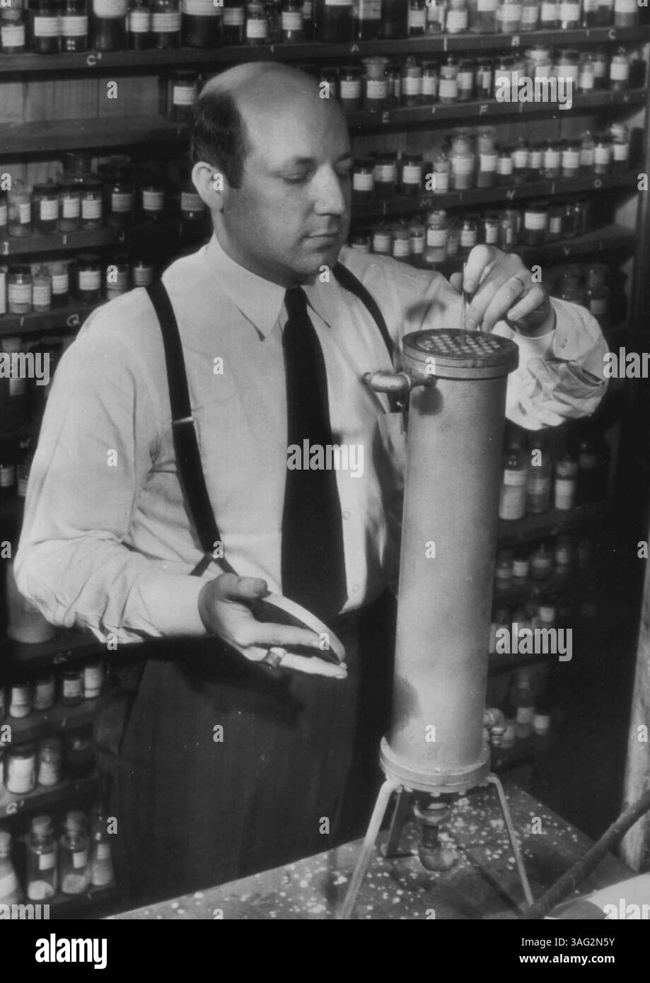 Gets Oxygen from Air by new method Melvin Calvin, of California chemist ...