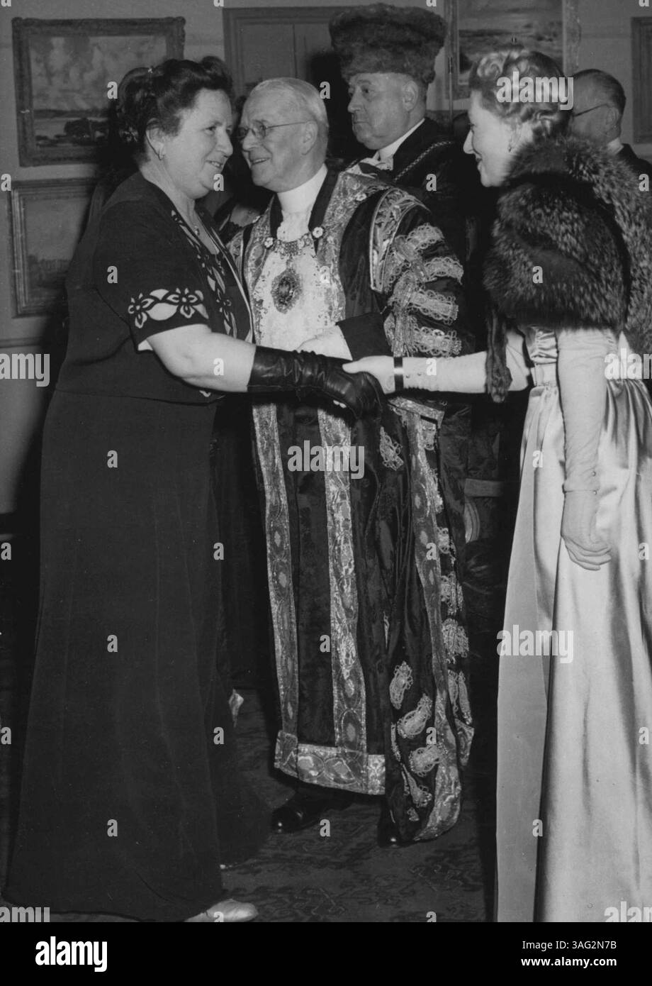 Wife of Australian Speaker at Guildhall Dinner. Mrs. A.G Cameron (left ...