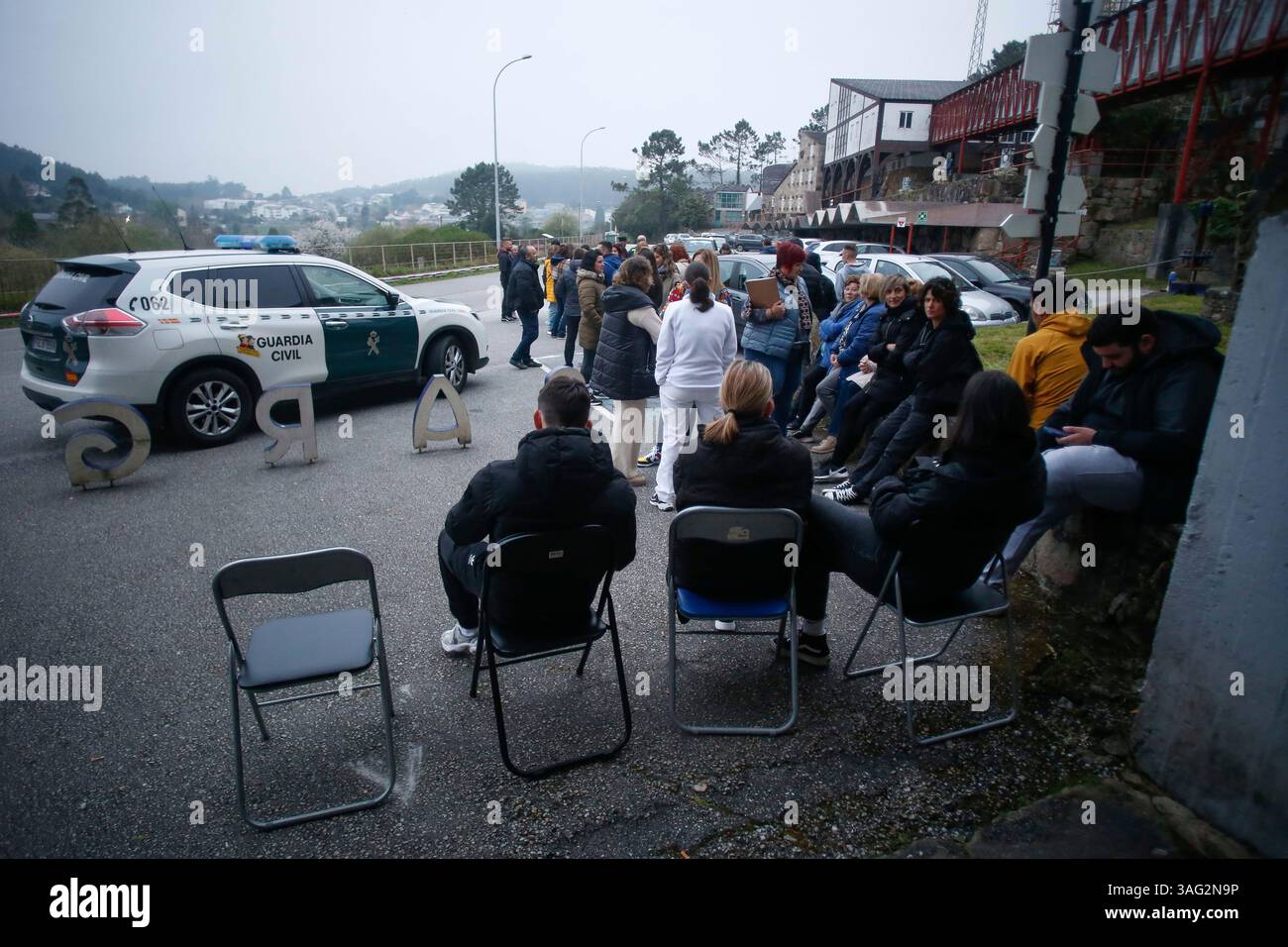 A group of more than 30 workers continues at the gates of the ...