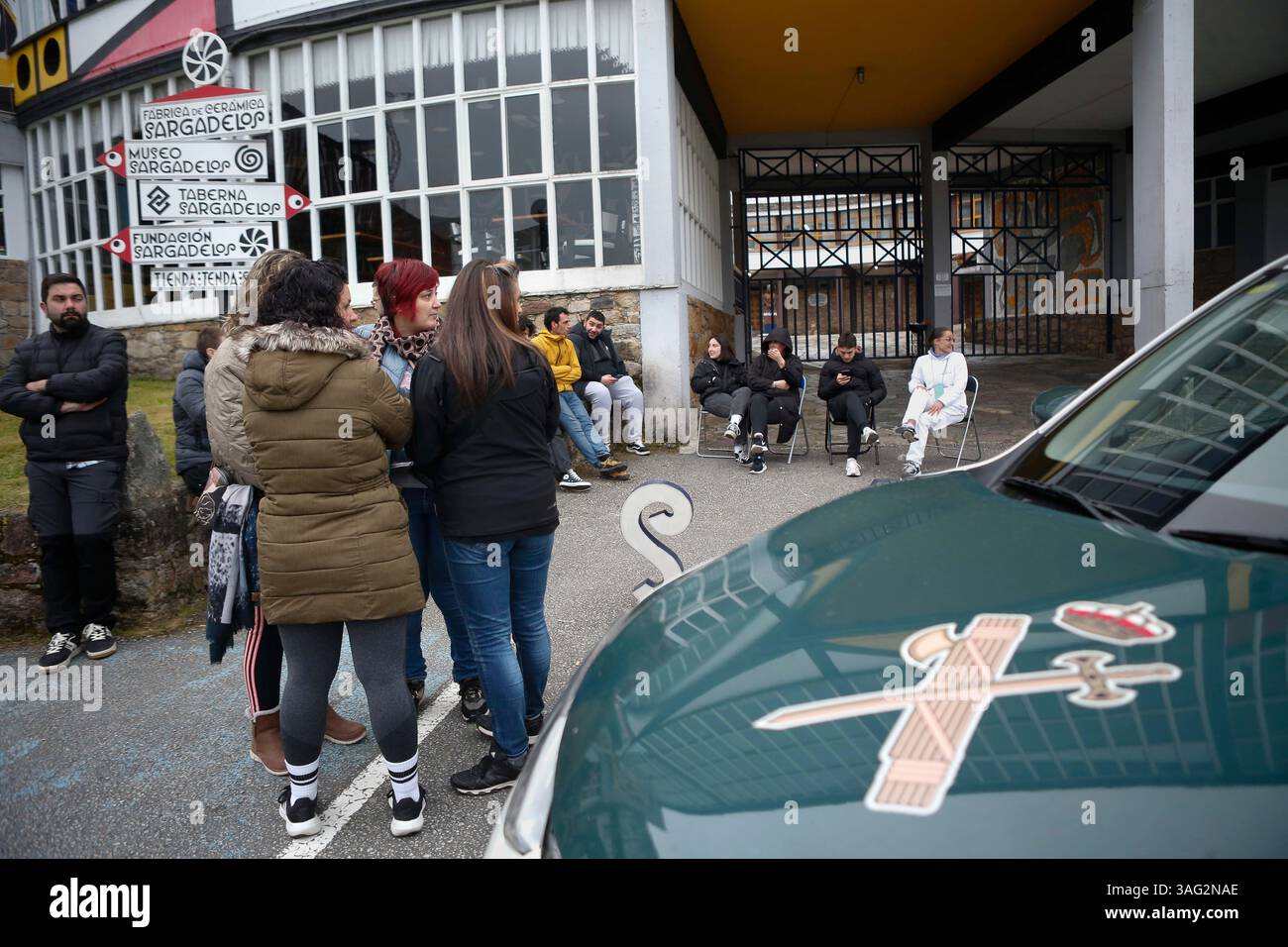 A group of more than 30 workers continues at the gates of the ...