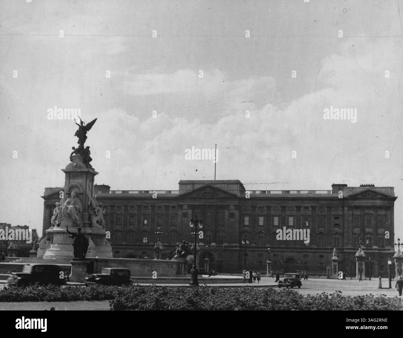 Round And About Buckingham Palace -- At noon, the sun lights up the ...