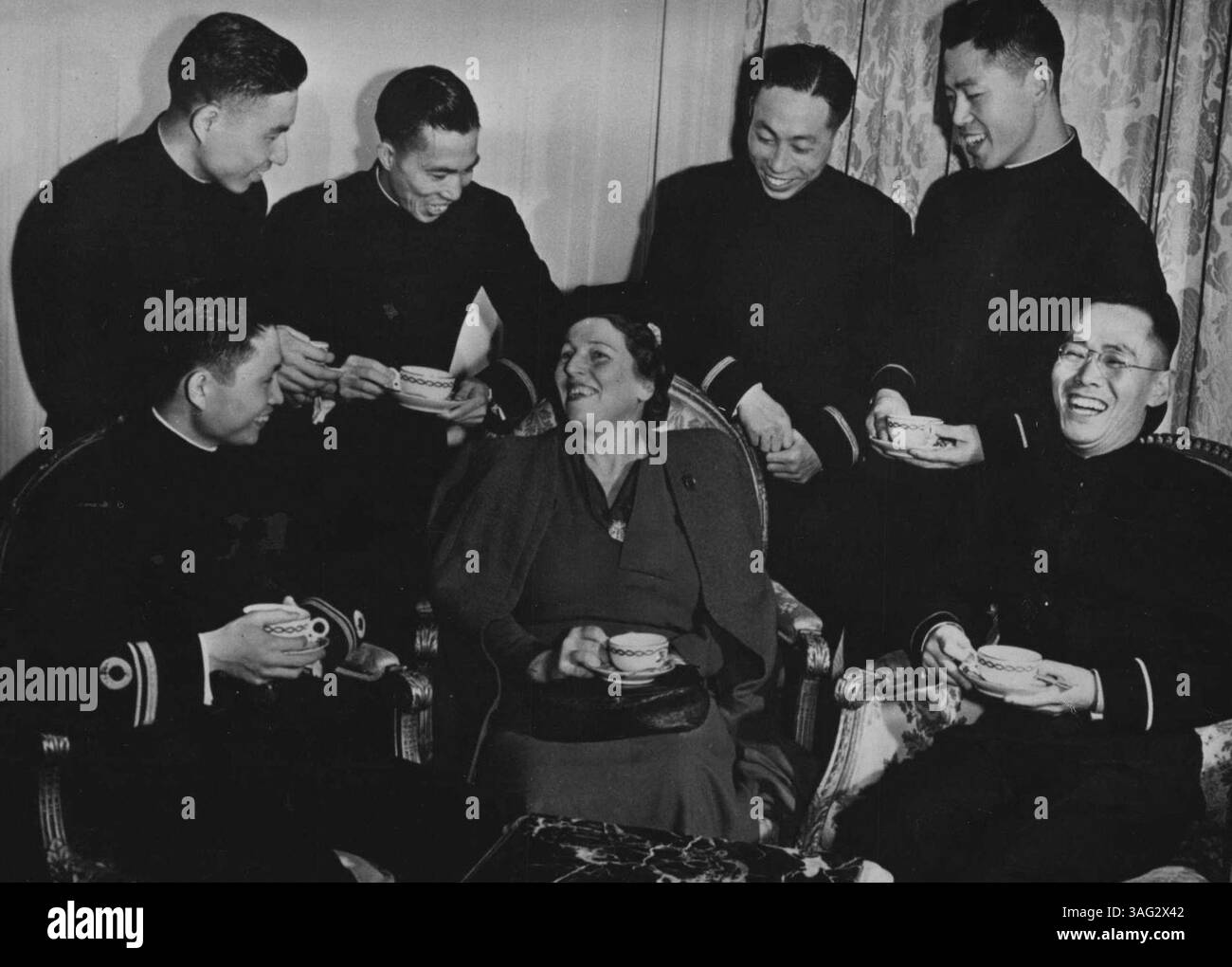 Chinese Naval officers chat with American writer in U.S. Chinese Navy ...