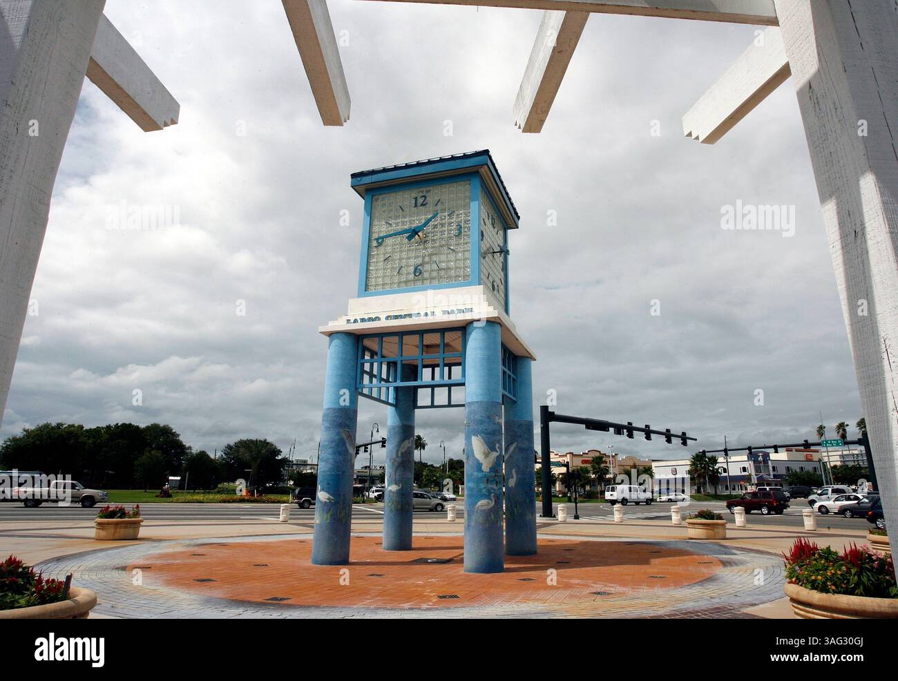 Buckling columns hi-res stock photography and images - Alamy