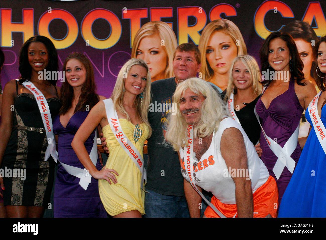 Oct 04, 2008 - Clearwater, Florida, USA - Hundreds of Hooters fans ...