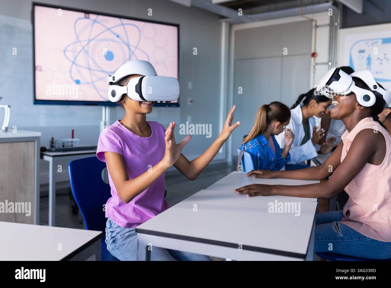 Using vr headsets students hi-res stock photography and images - Alamy