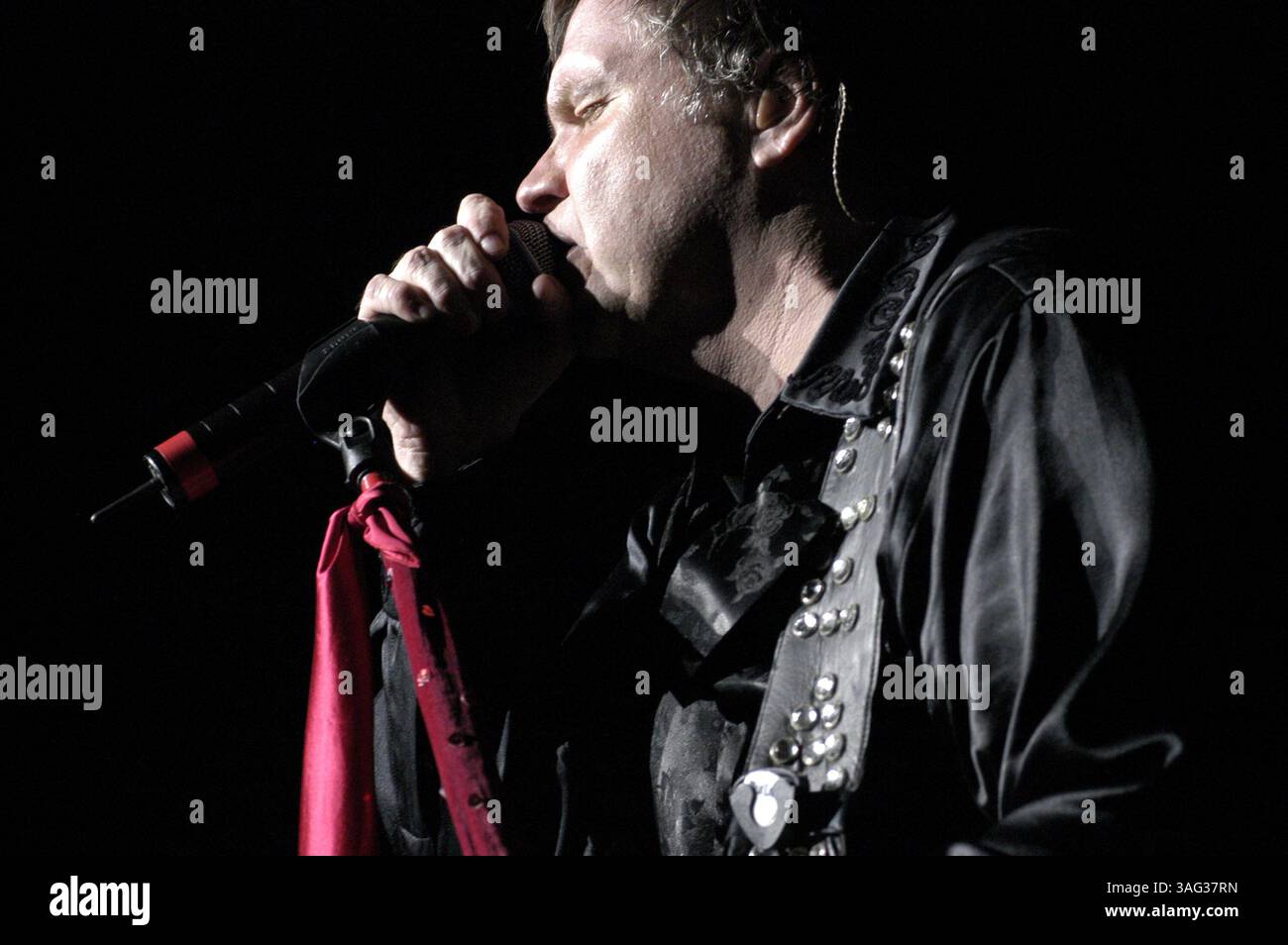 Aug 30, 2003; Holmdel, NJ, USA; MEAT LOAF performing during his last ...