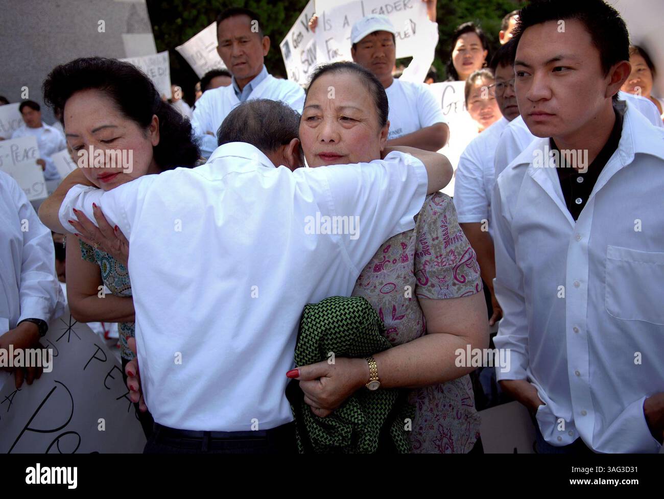 **SECONDARY**Family friend Neng Vang (cq) consoles Gen. Vang Pao's ex ...