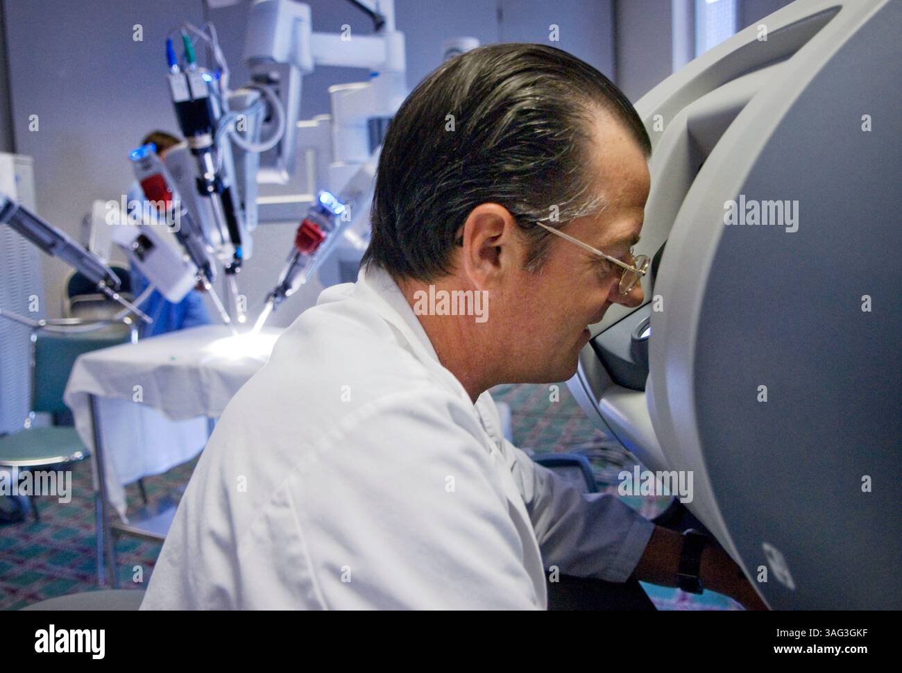 Surgical incision bleeding hi-res stock photography and images - Alamy