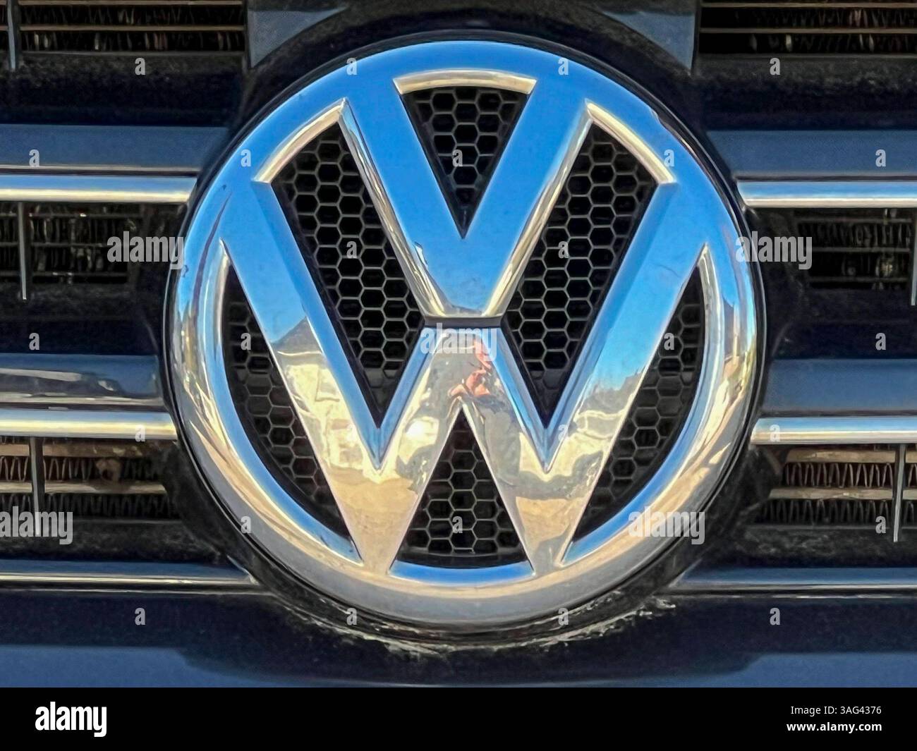 Das VW Logo Firmenlogo VW Schriftzug Buchstaben an der Motorhaube eines ...
