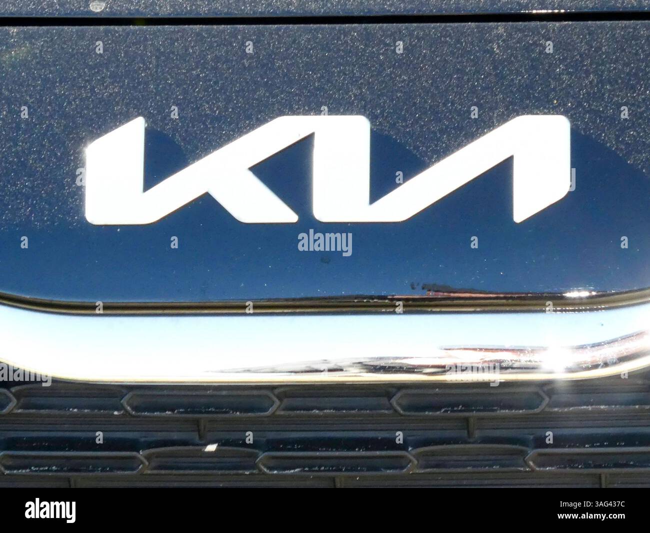 Das Kia Logo Firmenlogo Kia Schriftzug Buchstaben an der Motorhaube ...