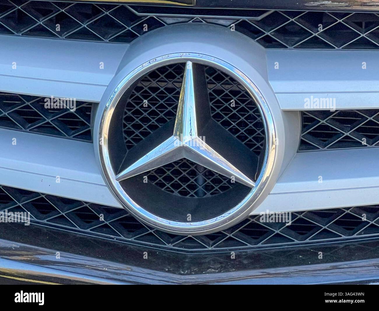 Der Mercedes Benz Stern Logo Firmenlogo an der Motorhaube eines VW PKW ...