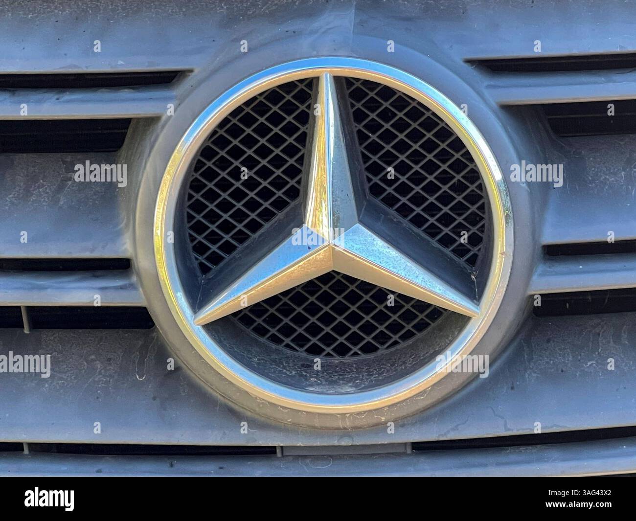 Der Mercedes Benz Stern Logo Firmenlogo an der Motorhaube eines VW PKW ...
