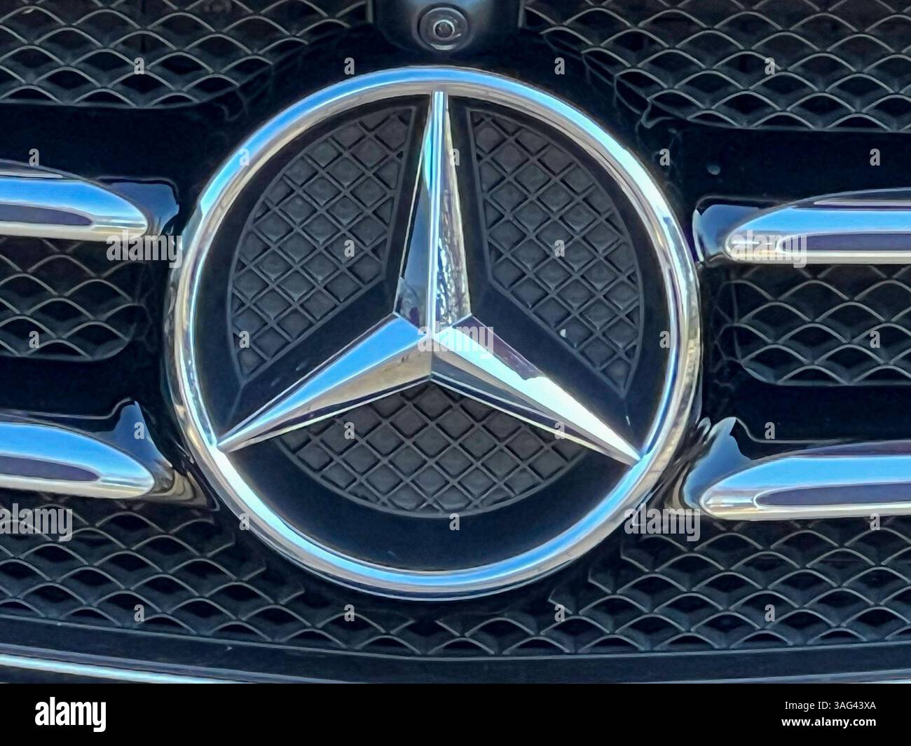 Der Mercedes Benz Stern Logo Firmenlogo an der Motorhaube eines VW PKW ...