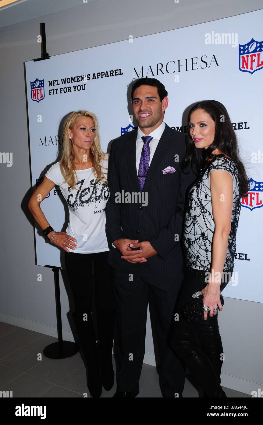 Oct. 3, 2012 - New York, New York, U.S. - nfl and marchesa.nfl offices ...